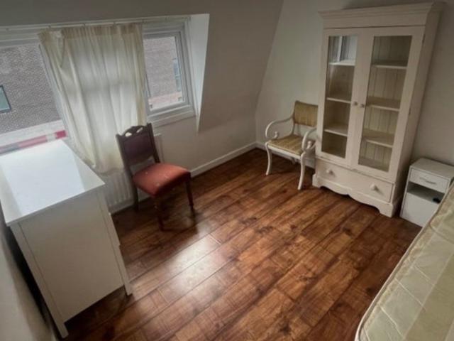 Room at Manor Grove, Greater London