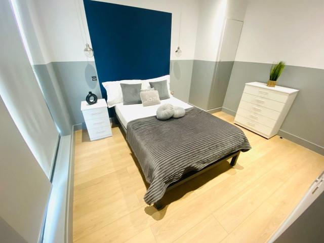 Room at Manor Grove, Greater London