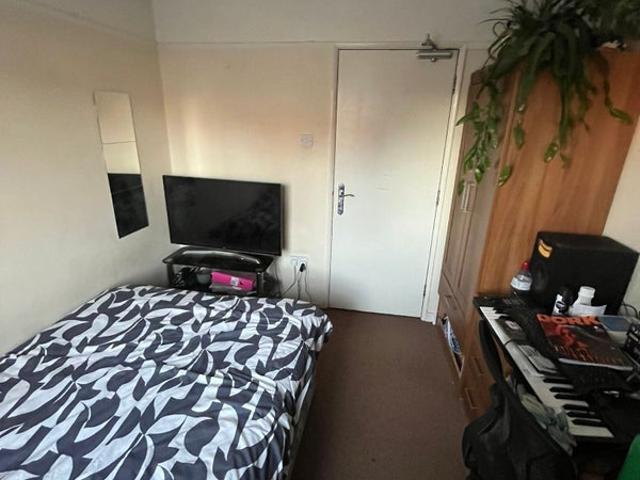 Room at Manor Road, Bristol