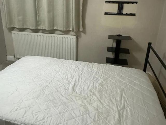 Room at Manor Road, Greater London