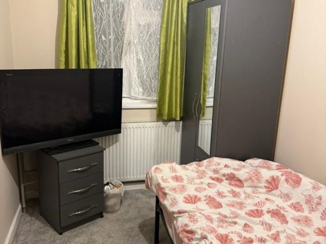 Room at Manor Road, Greater London