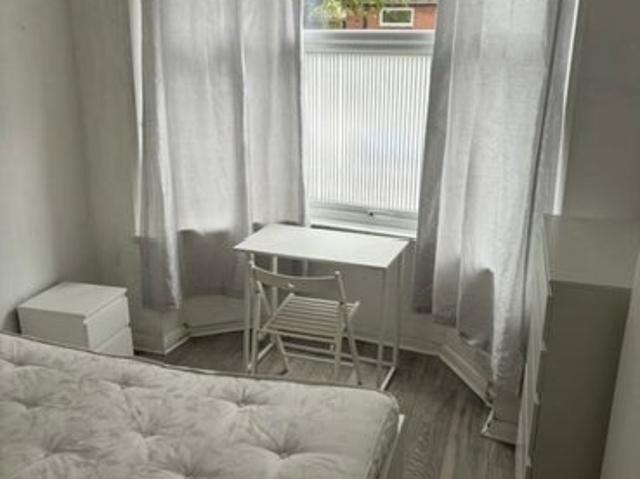 Room at Manor Road, Rugby