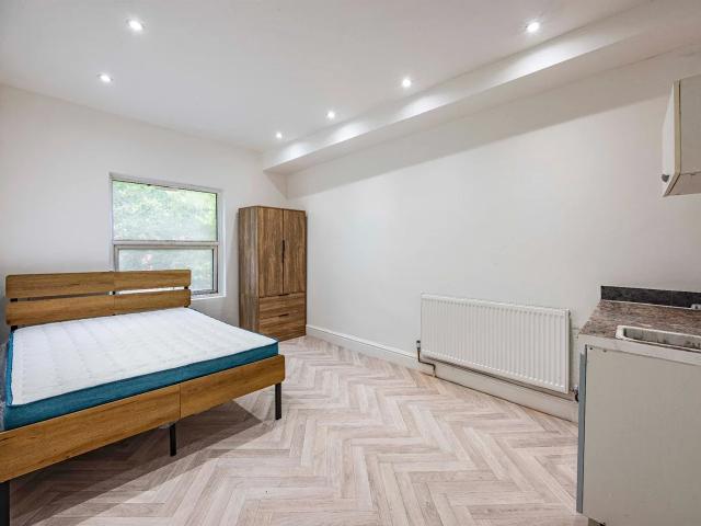 Room at Mansfield Road, Nottingham