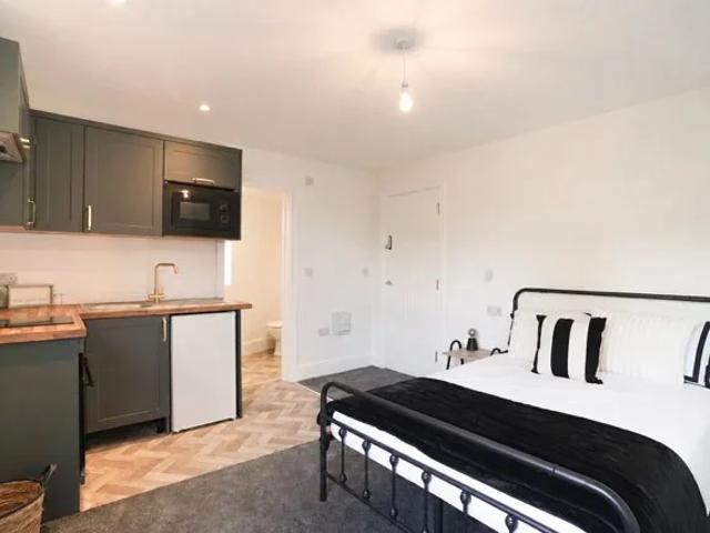 Room at Manthorpe Road, South Kesteven