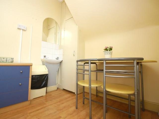 Room at Mapesbury Road, Greater London