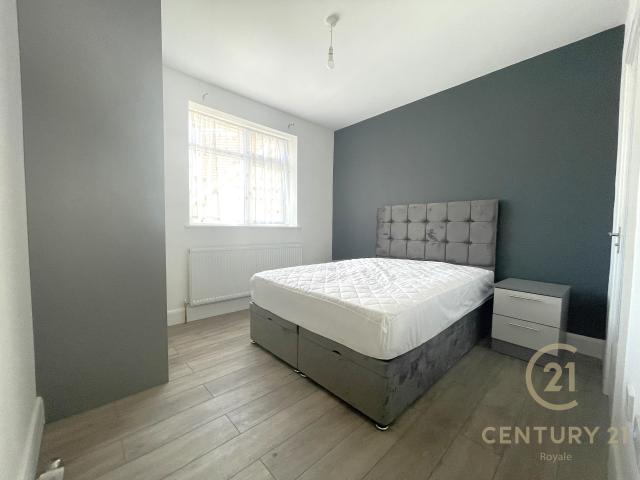 Room at Maple Road, Greater London