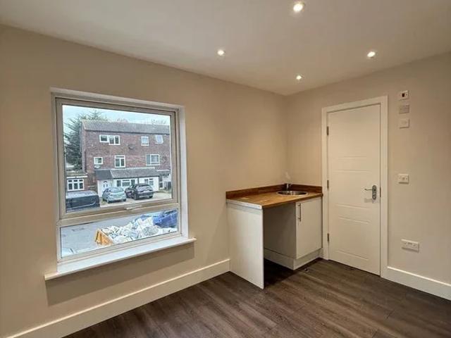 Room at Maple Road, Greater London