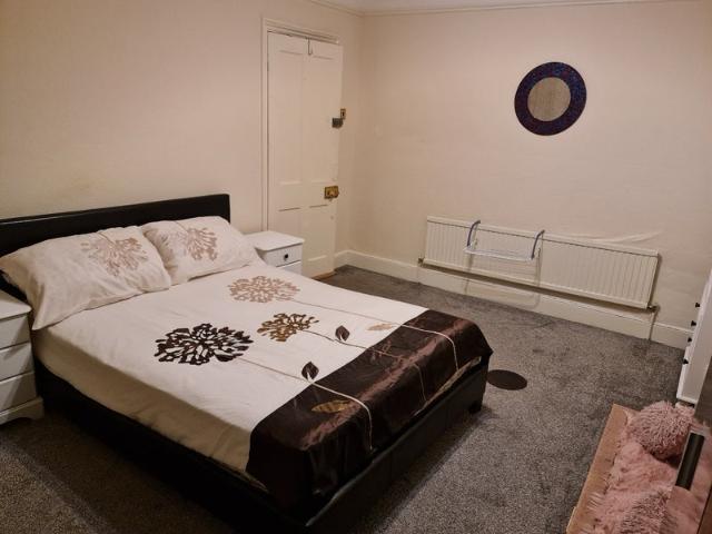 Room at Maplethorpe Road, Greater London