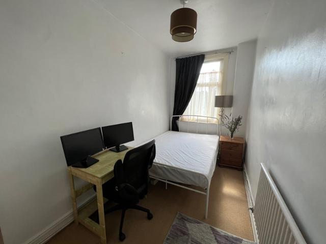 Room at Marlow Road, Leicester