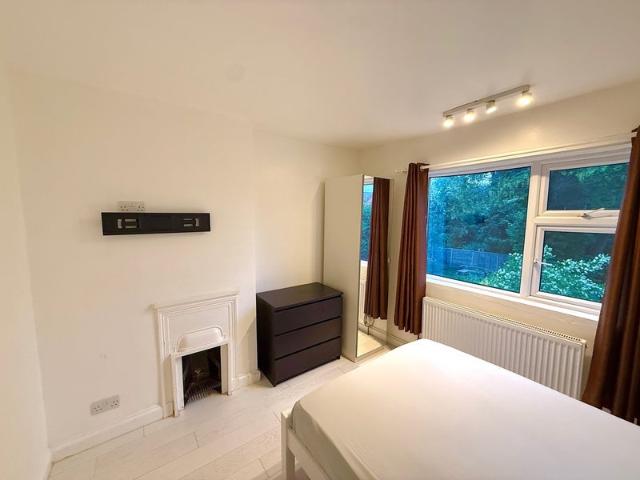 Room at Marsden Lane, Leicester