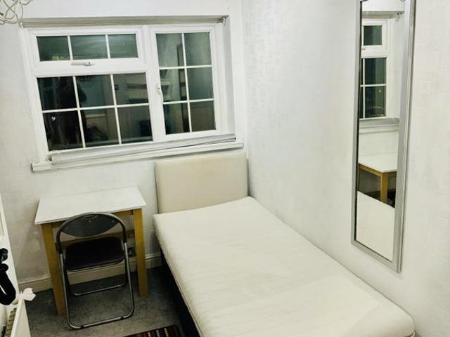 Room at Martin Close, Crawley