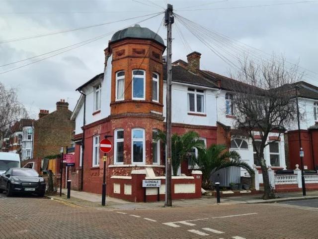Room at Maryland Road, Greater London