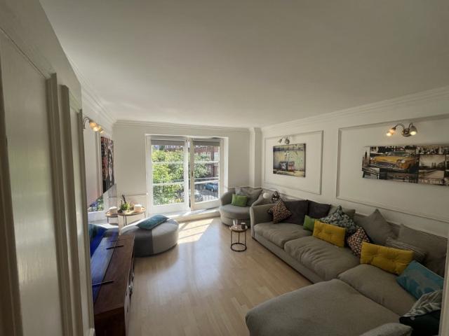 Room at Marylebone Street, City of Westminster