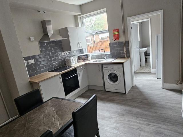 Room at Maud Street, Nottingham