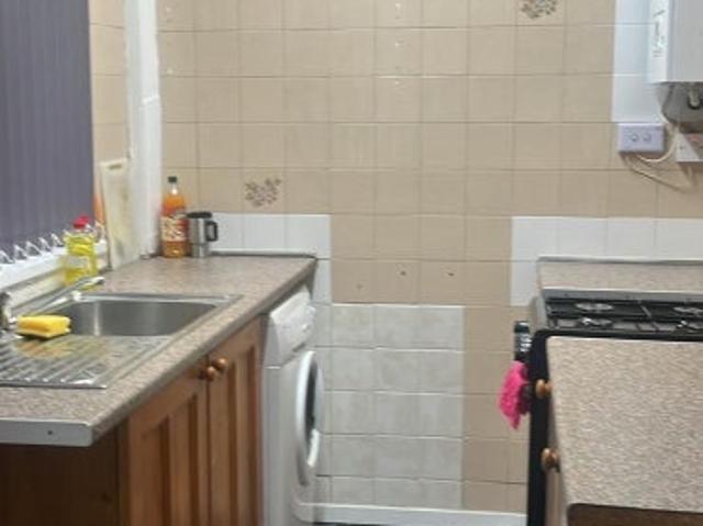 Room at Maureen Avenue, Manchester