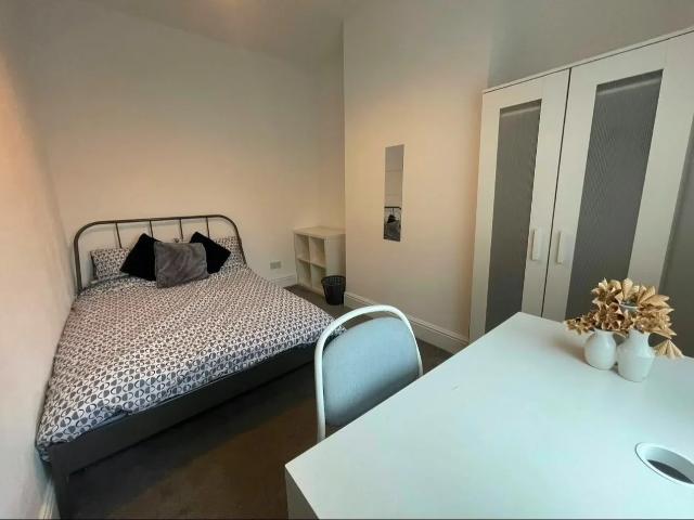 Room at Mayfield Street, Hull