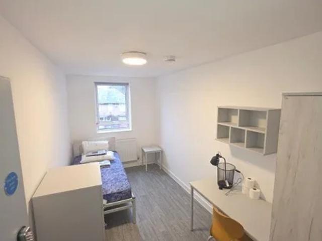 Room at Mays Lane, Greater London