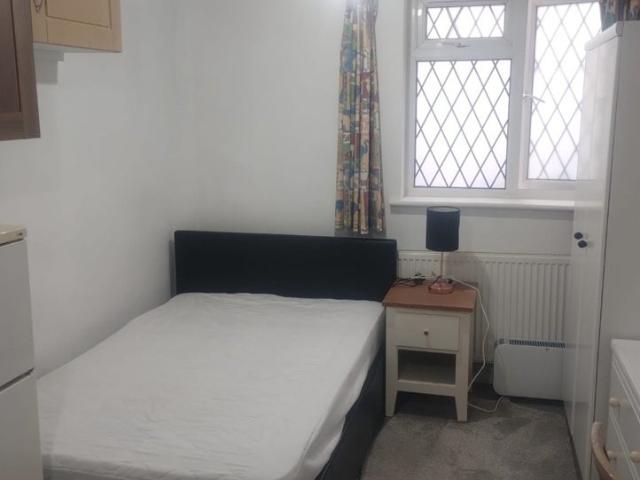 Room at Mays Lane, Greater London