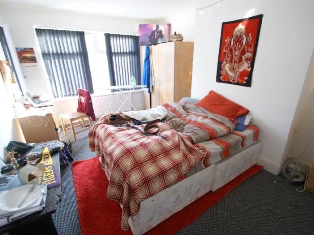 Room at Mayville Avenue, Leeds