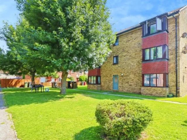 Room at Mead Avenue, Slough