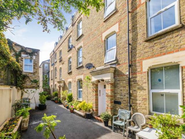 Room at Meadow Place, Greater London