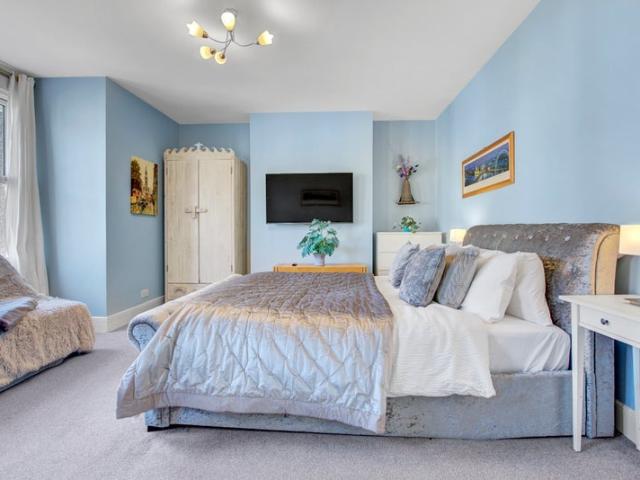 Room at Meadow Road, Greater London