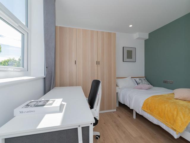 Room at Meadow Road, Greater London