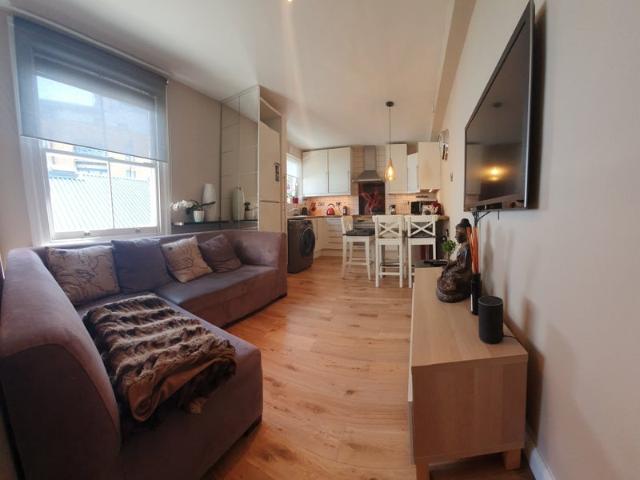 Room at Medlar Street, Greater London