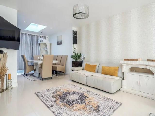 Room at Mellitus Street, Greater London