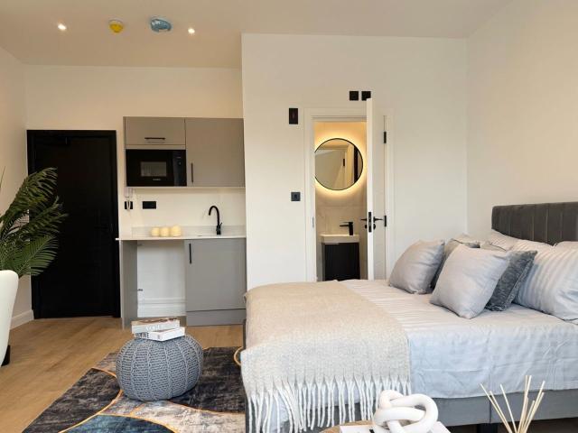 Room at Melrose Avenue, Greater London