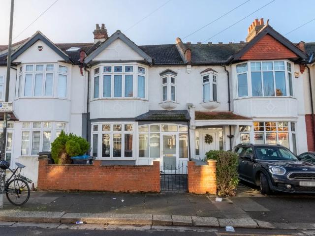 Room at Melrose Avenue, Greater London