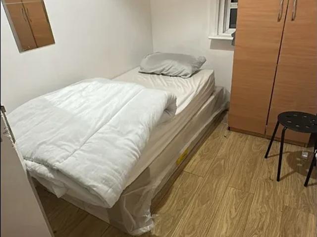 Room at Melrose Avenue, Greater London