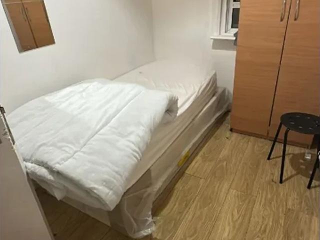Room at Melrose Avenue, Greater London