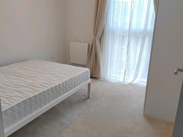 Room at Memorial Avenue, Slough