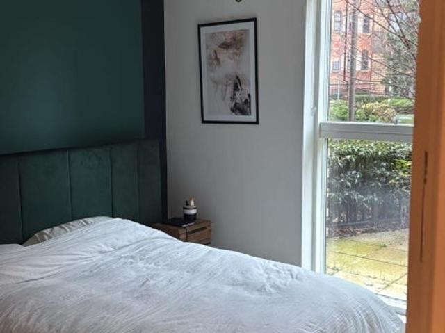 Room at Memorial Avenue, Slough