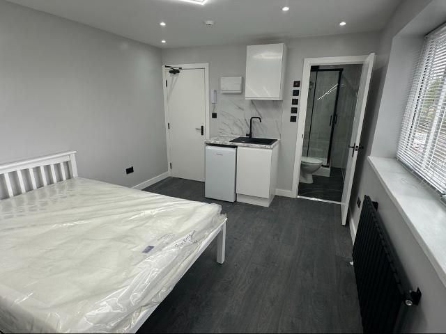 Room at Mercian Way, Slough