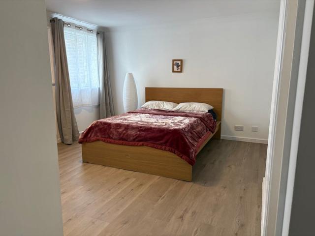 Room at Meridian Place, Greater London