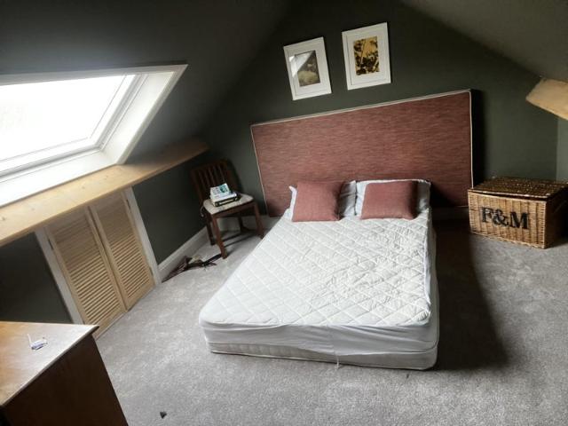 Room at Merthyr Road, Troed y rhiw