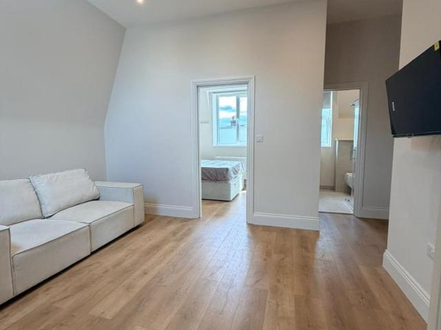 Room at Merton Road, Greater London