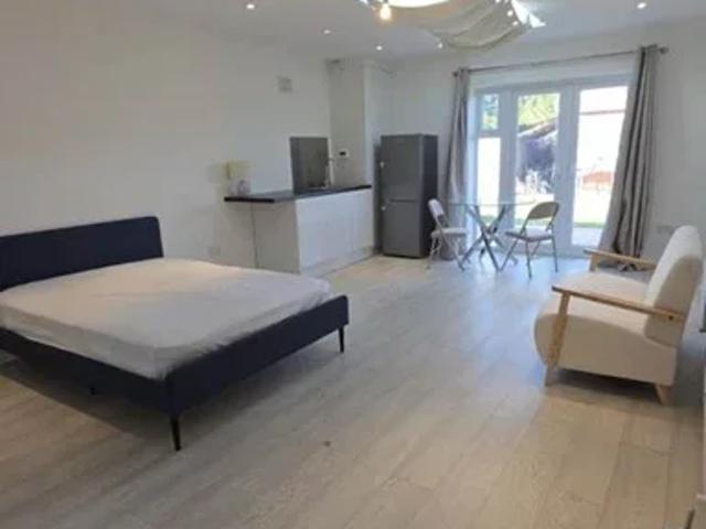 Room at Merton Road, Slough