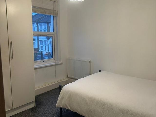 Room at Michigan Avenue, Greater London