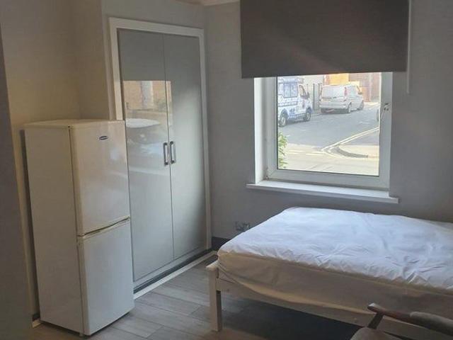 Room at Middle Oxford Street, Wakefield
