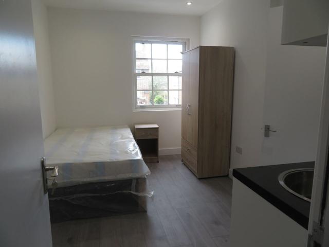Room at Middle Road, Greater London