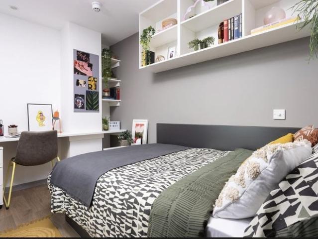 Room at Middlesex Street, City of London