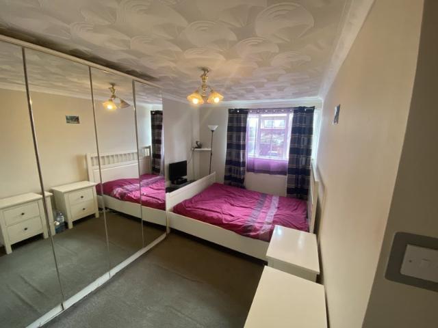 Room at Midsummer Avenue, Greater London