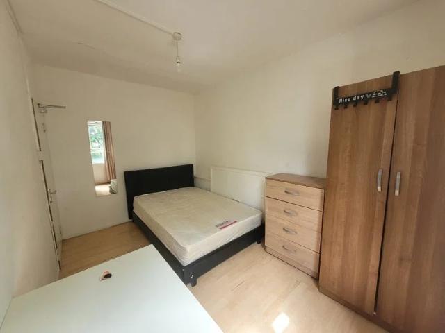 Room at Mile End Road, Greater London