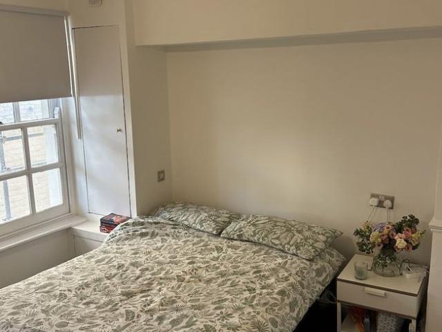 Room at Mile End Road, Greater London