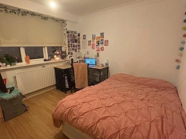 Room at Mile End Road, Greater London