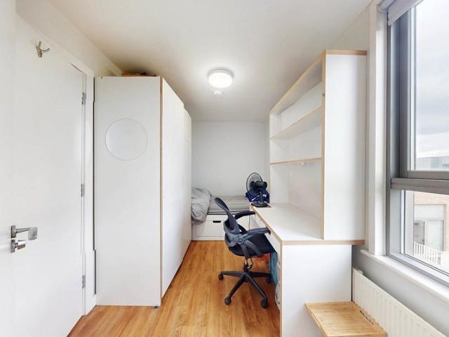 Room at Mile End Road, Greater London