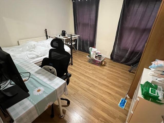 Room at Mile End Road, Greater London